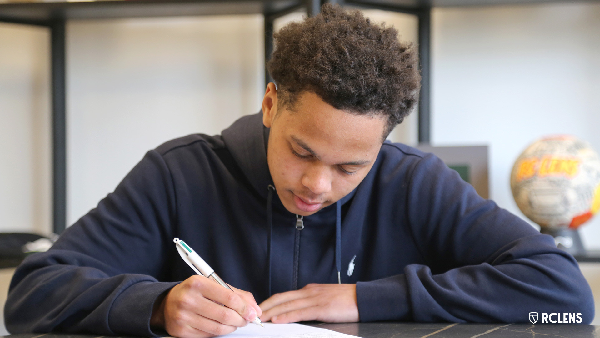 Premier contrat professionnel pour Ayanda Sishuba | RC Lens